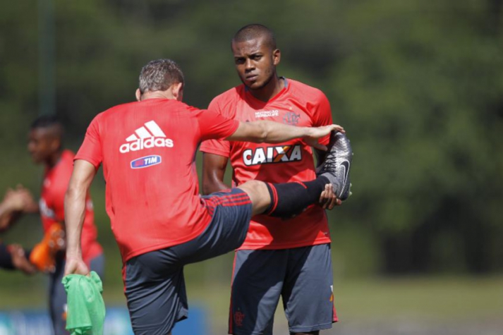 Cirino reaparece, faz cinco gols em treino e é testado entre os ...