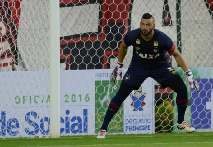 Em confusão após o clássico, goleiro Weverton, do Atlético-PR, é ...