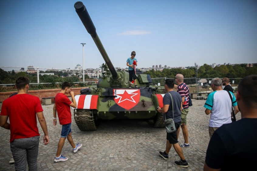 Torcedores do Estrela Vermelha levam tanque de guerra ao estádio | LANCE!