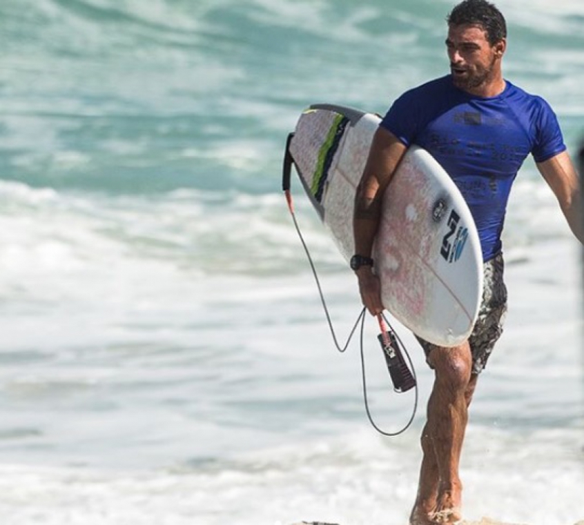 Bicampeão brasileiro, Leo Neves morre durante prova em Saquarema | LANCE!