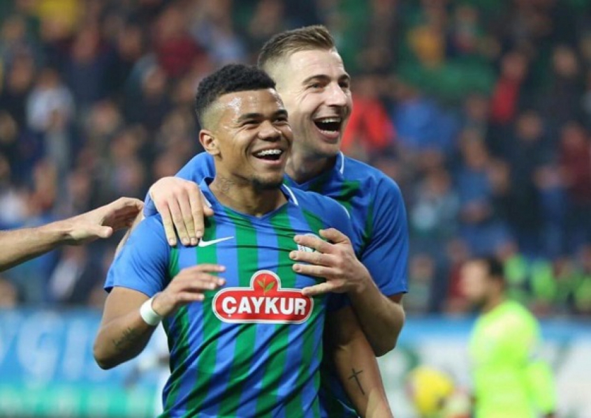 Yan Sasse comemora gol na Turquia e diz: 'Que seja o primeiro de muitos ...