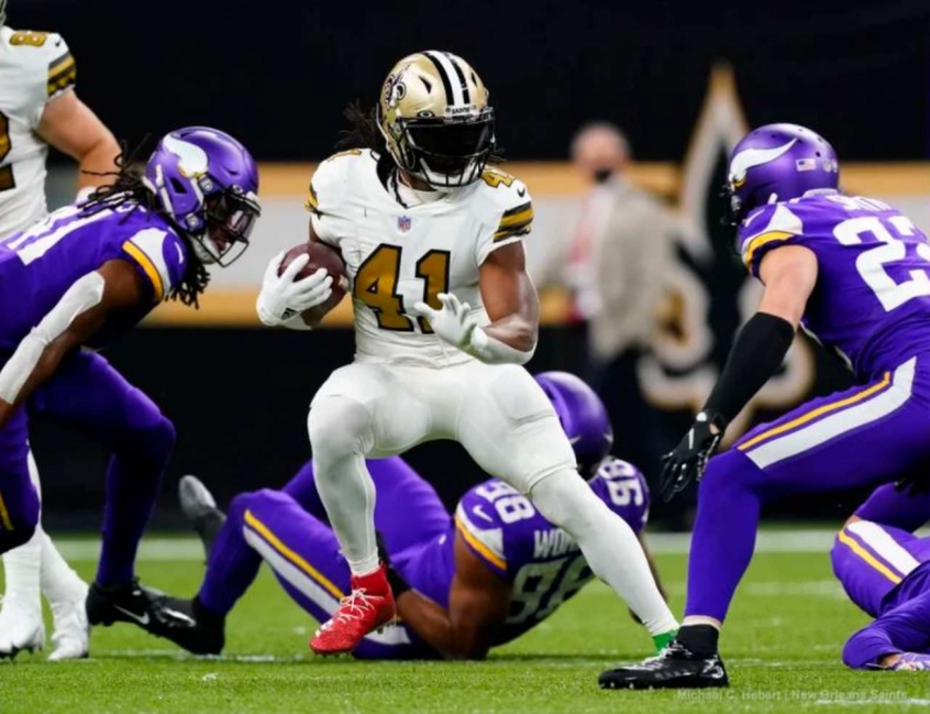 Alvin Kamara doutrina com seis touchdowns, iguala recorde histórico e ...