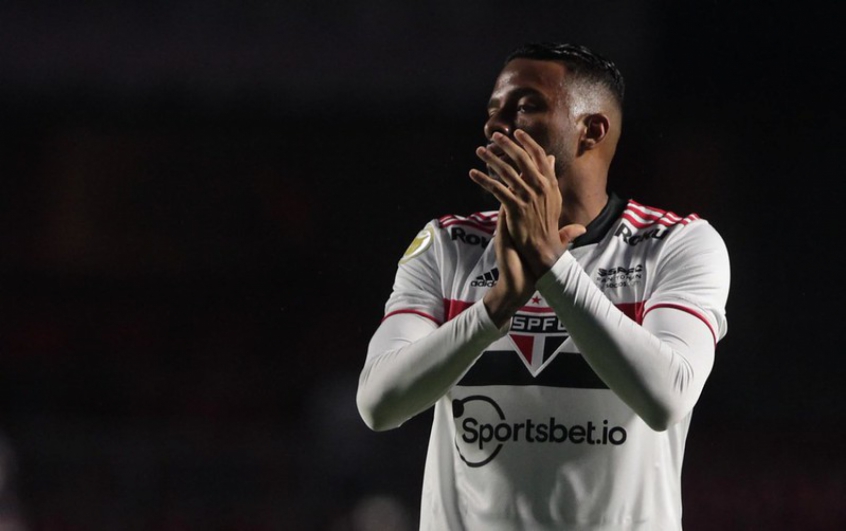Jogando como ala no São Paulo, Reinaldo faz boa partida contra o ...