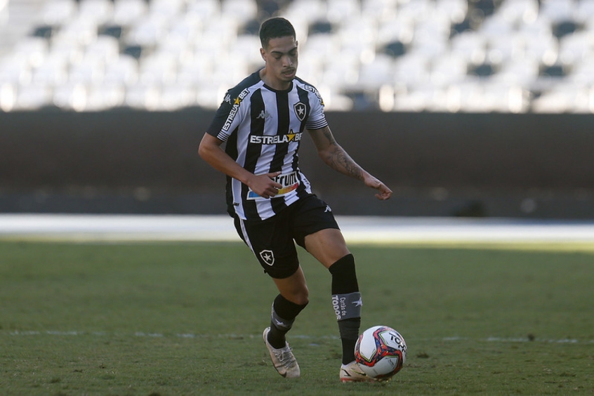 Hugo comenta disputa de posição com Carlinhos na lateral do Botafogo ...