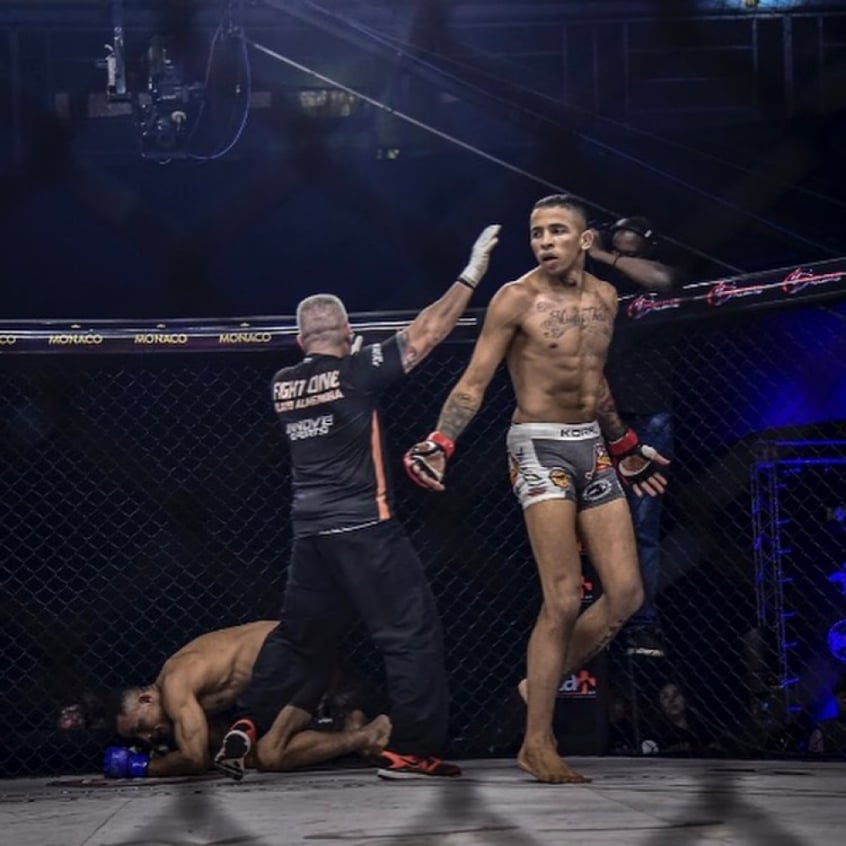 Carlos Prates vence por nocaute, fatura cinturão de MMA e faz história ...