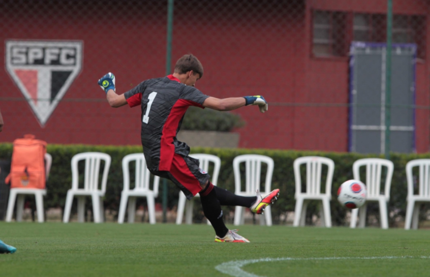 Quem é Leandro? Goleiro promessa da base do São Paulo e 'cria de Ceni ...