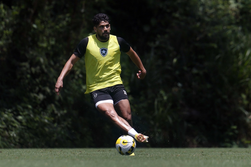Daniel Borges realiza atividade com bola durante treino do Botafogo | LANCE!