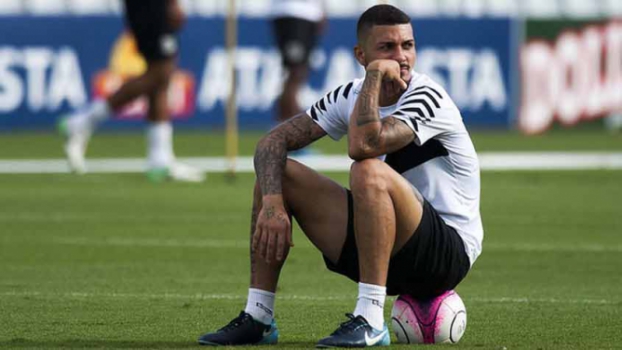 De emprestado a titular em um ano, Alison vira referência no Santos ...