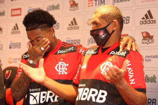 VÍdeo Marinho Protagoniza Cena Emocionante Com O Pai Em Apresentação