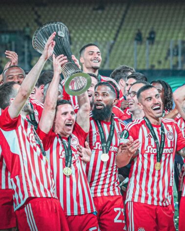 A comemoração de Rodinei após o título da Conference League – LANCE!