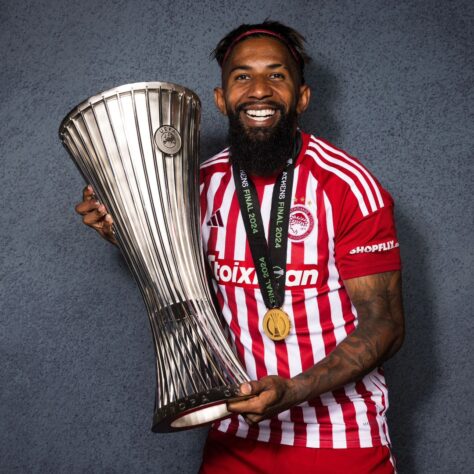 A comemoração de Rodinei após o título da Conference League – LANCE!